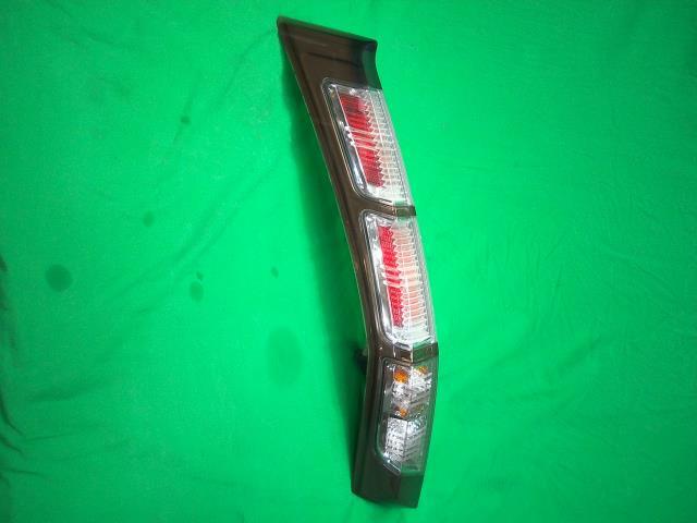 ストリーム DBA-RN8 左テールランプ